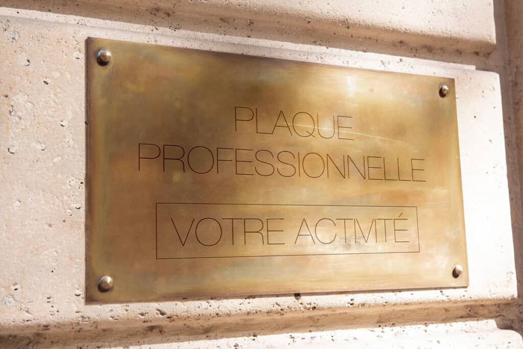 Comment choisir une plaque professionnelle